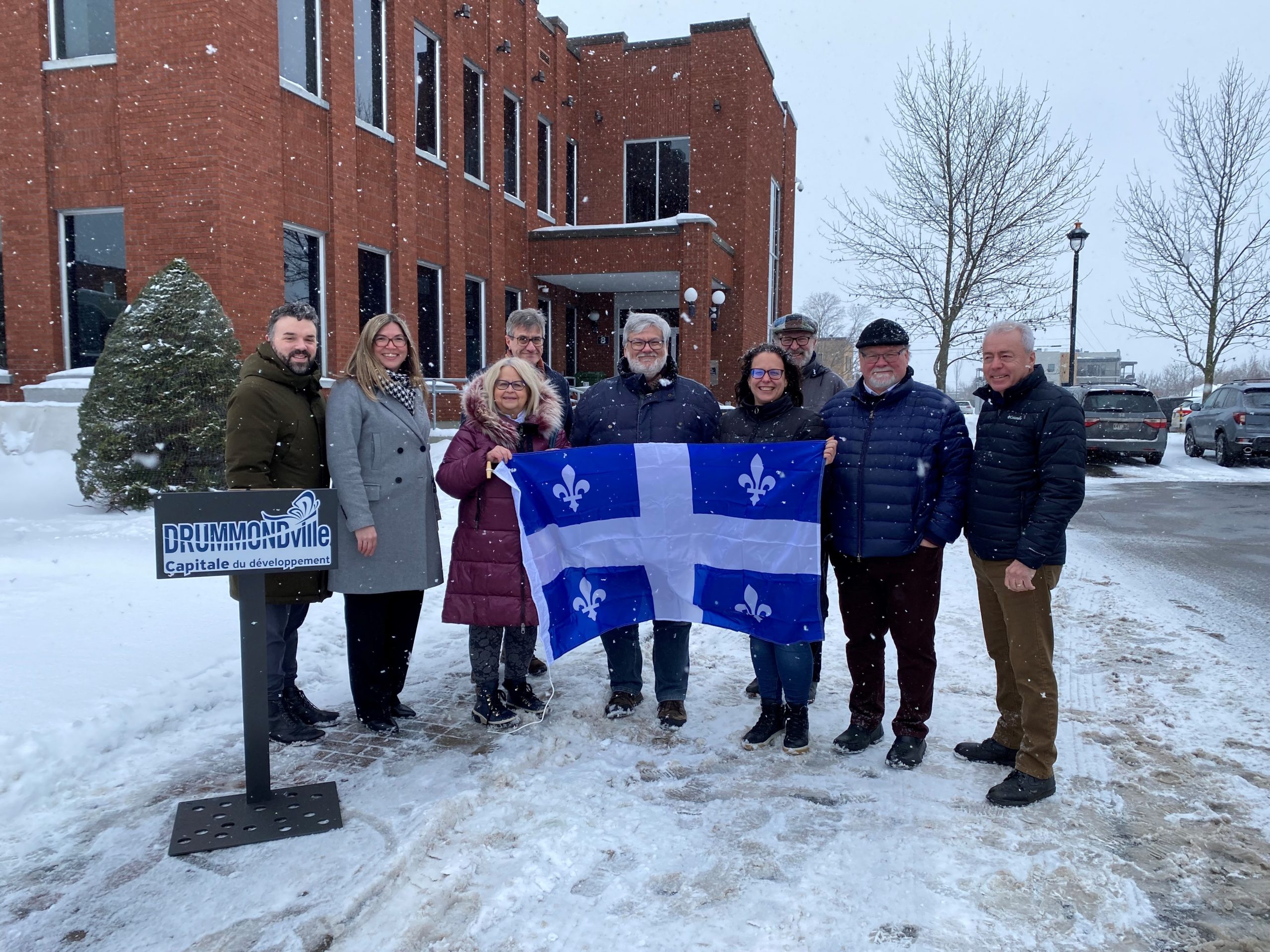 Le drapeau fleurdelisé au mât de l’hôtel de ville pour ses 75 ans ...