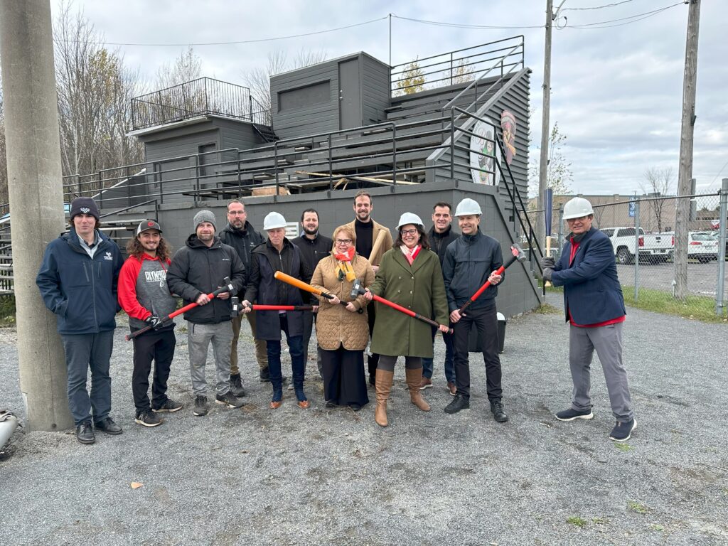 Stade Jacques-Desautels : la démolition commence! - Ville de Drummondville